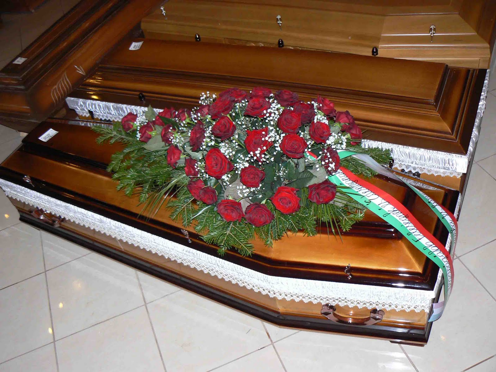 Coroane Funerare Deosebite...: Aranjament de pus pe Sicriu elegant